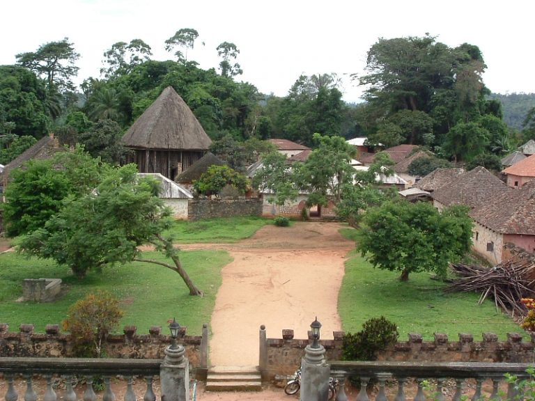 Traditional palace Cameroon - Ontmoet Afrika